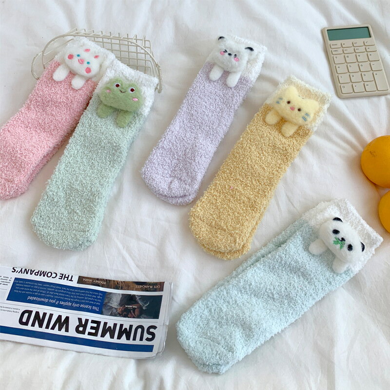 秋冬にぴったりのかわいいデザインのレディースソックスです。韓国ファッションを取り入れたおしゃれなアイテムで、カラフルな色合いが魅力的。毎日のコーディネートに華やかさをプラスしてくれます。