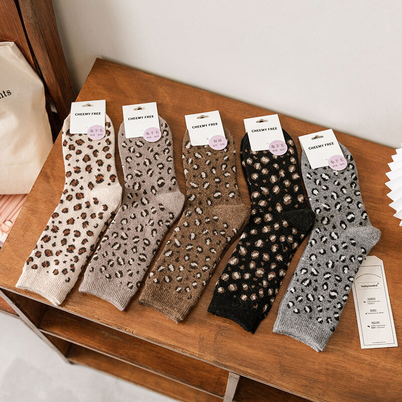 おしゃれなヒョウ柄ソックスで、韓国ファッションを楽しみましょう。コットン素材で履き心地も抜群。全4色から選べるので、あなたのスタイルにぴったりの一足を見つけてください。