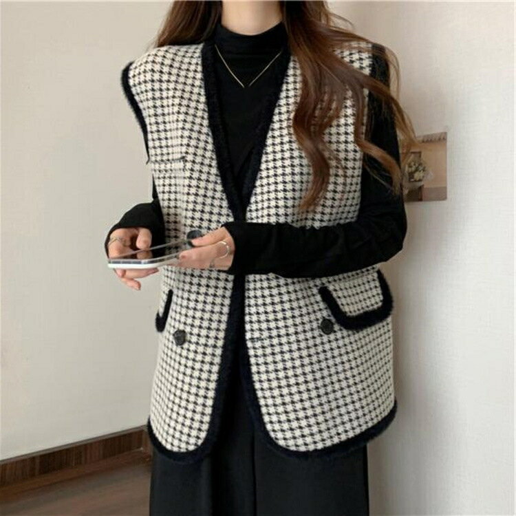 この千鳥柄ジレは、韓国ファッションのトレンドを取り入れたデザインで、ゆったりとしたシルエットが魅力です。チェック柄がスタイリッシュで、どんなコーディネートにも合わせやすいアイテムです。カジュアルにもフォーマルにも使えるので、幅広いシーンで活...