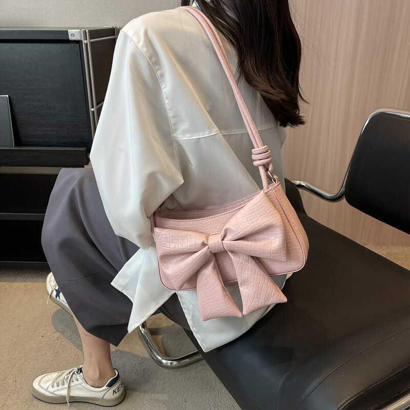 おしゃれで可愛い蝶結びショルダーバッグ。韓国ファッションを取り入れたデザインで、どんなコーディネートにもぴったり。PU素材で軽量ながらも高級感があり、日常使いにも特別な日にも最適です。カラーはブラック、シルバー、ピンク、ホワイトからお選びい...
