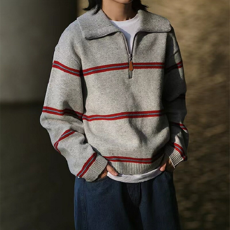 おしゃれで快適なハーフジップニットトップス。韓国ファッションのトレンドを取り入れたデザインで、ボーダー柄が特徴です。カジュアルなスタイルにぴったりの一着で、どんなコーディネートにも合わせやすいアイテムです。