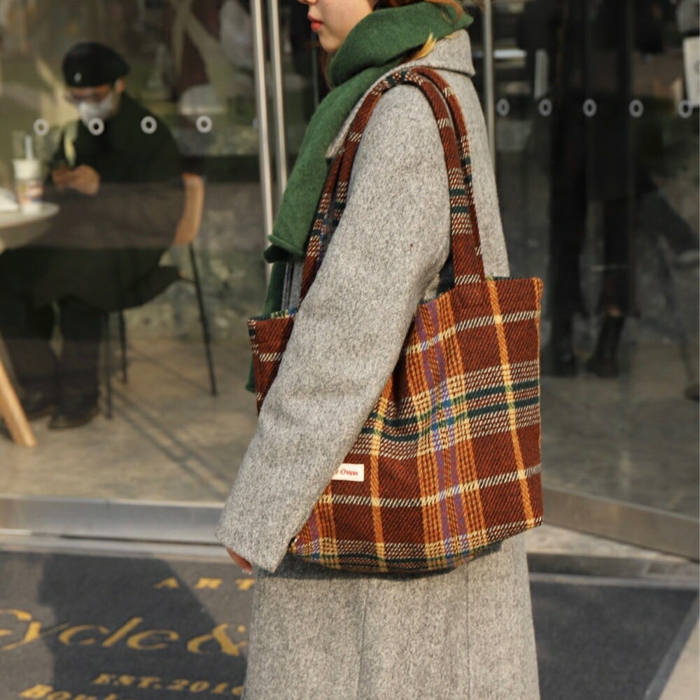 秋冬にぴったりのチェック柄エコバッグです。デザイン性と実用性を兼ね備えたトートバッグは、日常使いに最適。ミニサイズとトートサイズから選べ、カラーもグリーン、ベージュ、ブラウンの3色展開。おしゃれで便利なアイテムをぜひ手に入れてください。