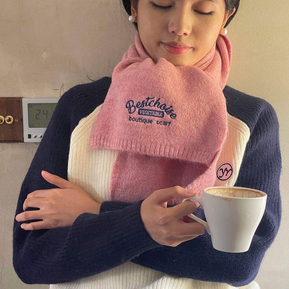 秋冬にぴったりの刺繍マフラー。韓国ファッションのデザインで、全8色から選べます。柔らかい素材感とおしゃれな刺繍が魅力的。どんなコーディネートにも合わせやすく、寒い季節に欠かせないアイテムです。