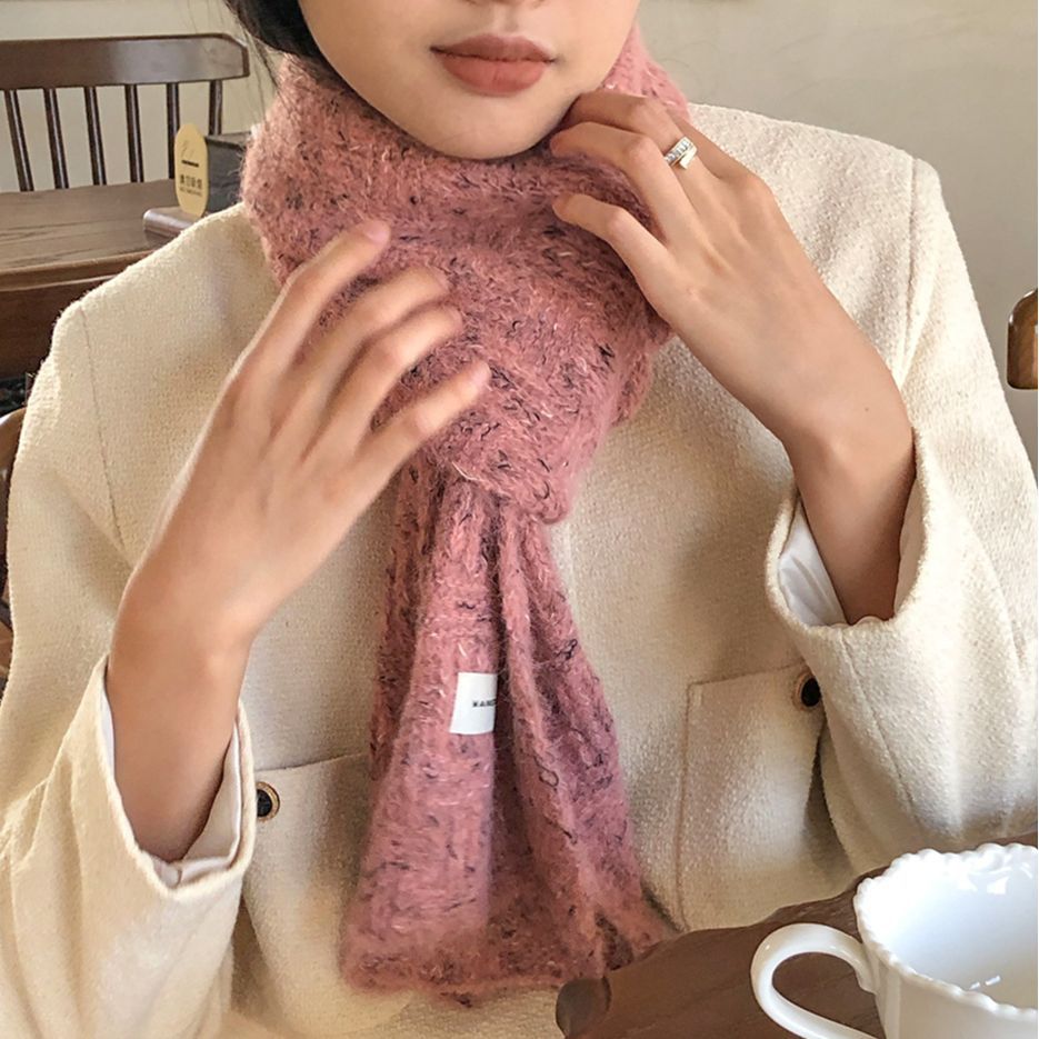秋冬にぴったりのレディースマフラー。韓国ファッションのデザインで、162X19CMのサイズが魅力的です。全11色から選べるので、あなたのスタイルに合わせてコーディネートを楽しめます。暖かさとおしゃれを兼ね備えたアイテムです。