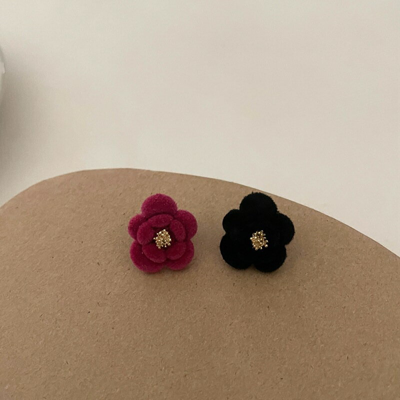 このイヤーカフは、華やかなデザインが特徴のレディースアクセサリーです。鮮やかなレッドとシックなブラックの2色展開で、どんなスタイルにもマッチします。花のモチーフが可愛らしさを引き立て、日常使いから特別な日まで幅広く活躍します。おしゃれなあな...