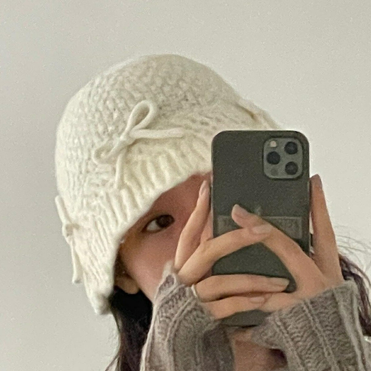 秋冬にぴったりのレディースニットキャップ。リボン付きで可愛らしさをプラス。シンプルながらもおしゃれなデザインで、どんなコーディネートにも合わせやすいアイテムです。暖かさとスタイルを両立させた一品をぜひお試しください。
