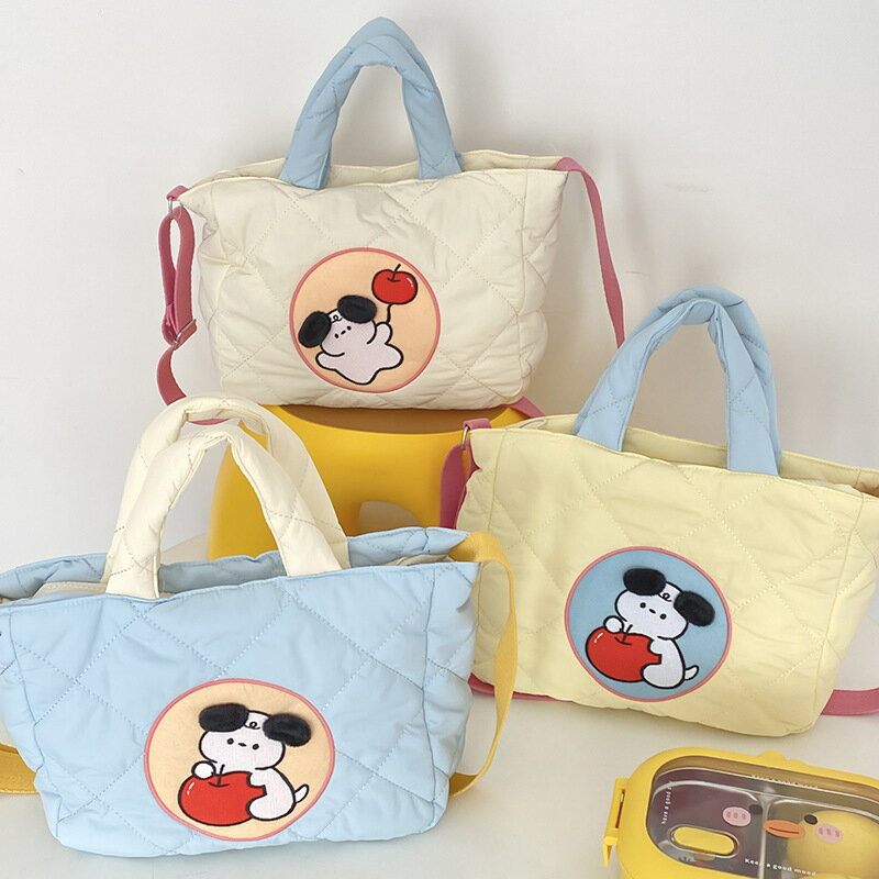 可愛らしい犬の刺繍が施されたエコバッグです。大容量で、日常使いにぴったり。ショルダーバッグとしても使えるデザインで、スタイリッシュに持ち運べます。ホワイト、イエロー、ブルーの3色からお選びいただけます。