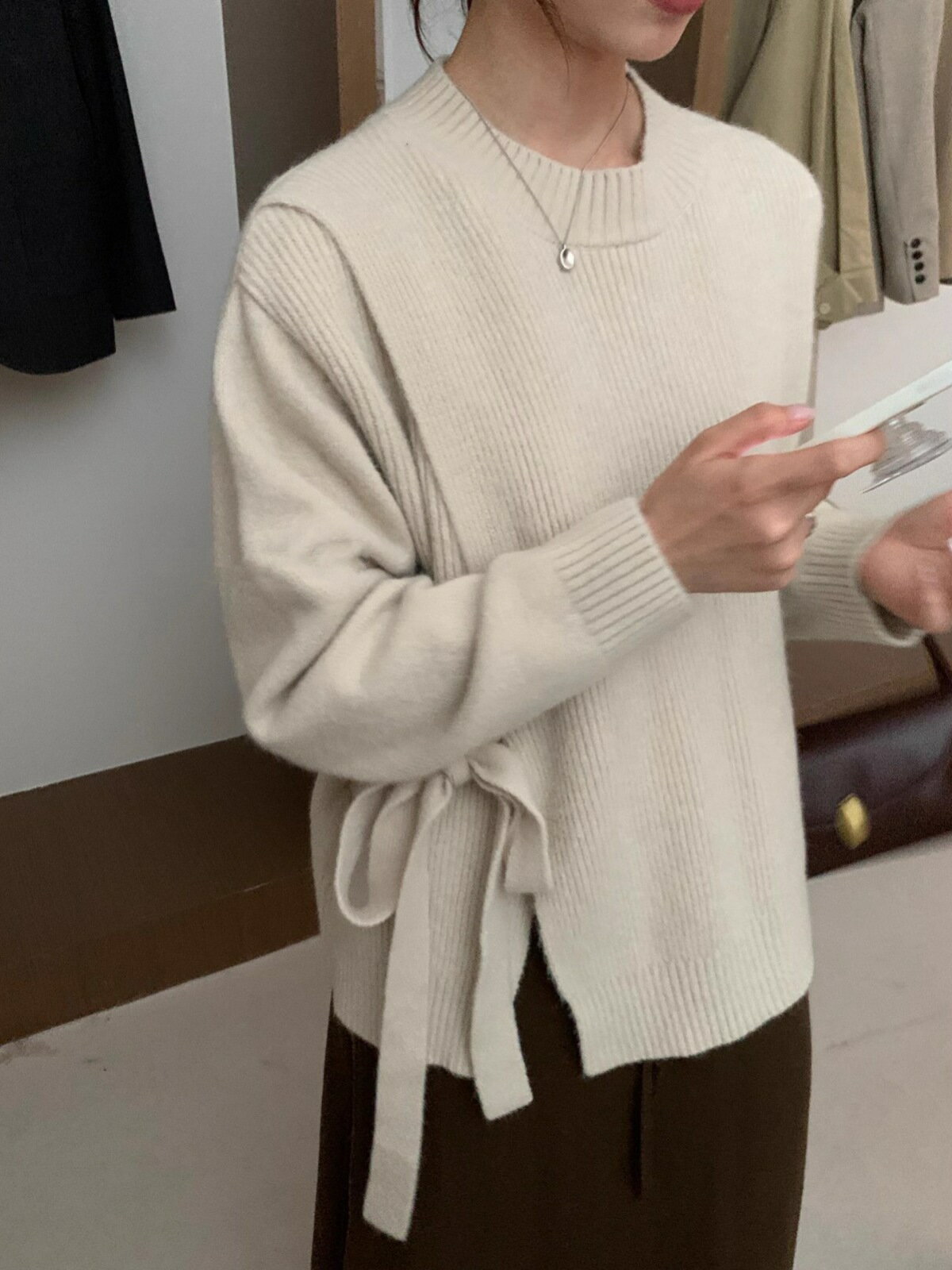 リボン付きのニットトップスは、韓国ファッションのトレンドを取り入れたアイテムです。柔らかな素材感と可愛らしいデザインが特徴で、カジュアルなコーディネートにぴったり。6色のバリエーションからお選びいただけます。どんなスタイルにも合わせやすく、...