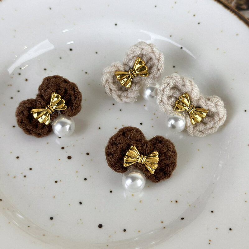 この蝶結びピアスは、韓国ファッションのトレンドを取り入れた可愛らしいアクセサリーです。柔らかな色合いと上品なデザインが特徴で、どんなスタイルにもマッチします。特別な日や普段使いにぴったりのアイテムです。