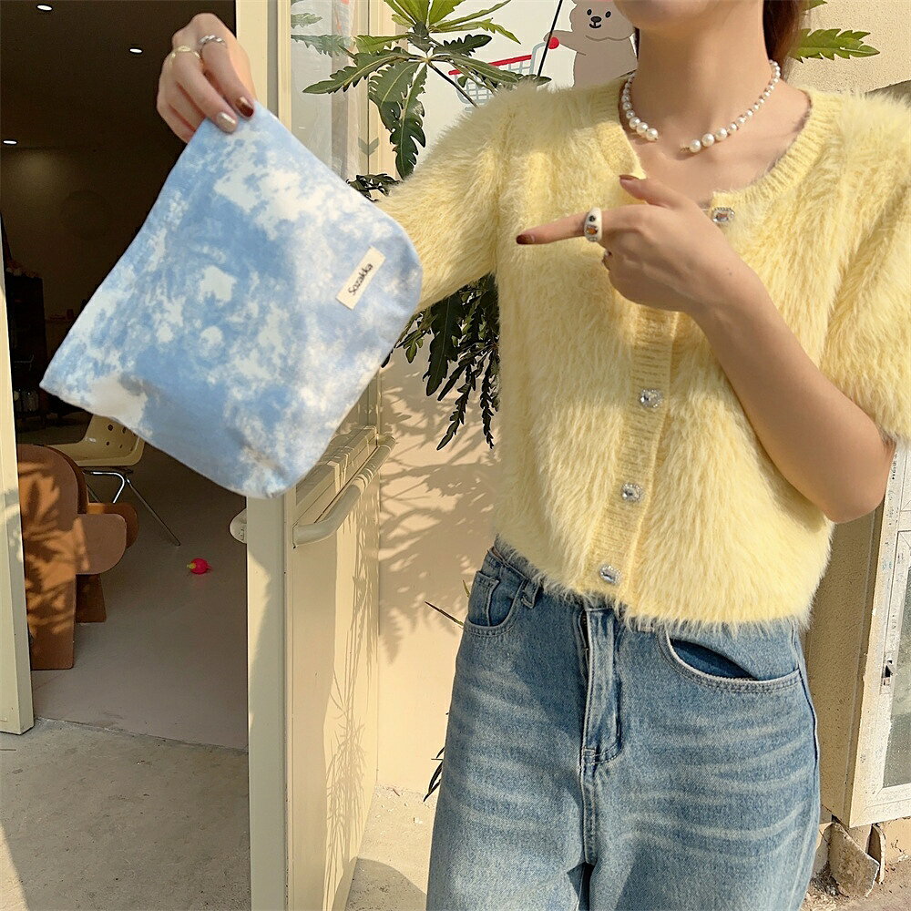 大容量のファーバッグ化粧バッグポーチです。全4色から選べるデザインで、収納力も抜群。おしゃれで実用的なアイテムをぜひ手に入れて、毎日のコーディネートに彩りを加えましょう。