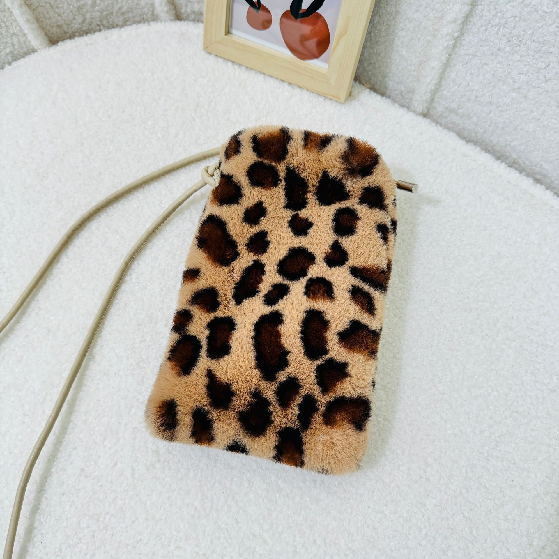 秋冬にぴったりのファーバッグショルダーバッグです。全14色から選べるデザインで、スマホポーチとしても使える便利なアイテム。柔らかなファー素材が魅力的で、カジュアルなコーディネートにぴったりです。おしゃれで機能的なバッグをぜひお試しください。