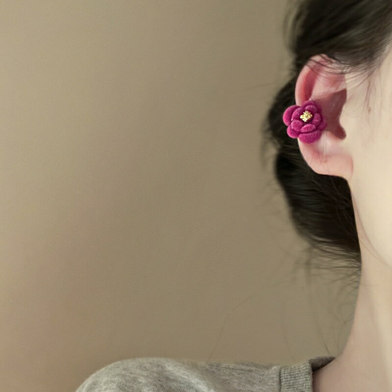 華やかな花デザインのイヤーカフは、あなたのスタイルを引き立てるアクセサリーです。多彩なバリエーションから選べるので、シーンに合わせてお楽しみいただけます。特別な日や普段使いにもぴったりなアイテムです。