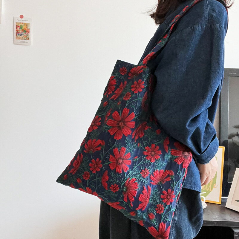おしゃれな花柄デザインのエコバッグです。韓国ファッションを取り入れたスタイリッシュなトートバッグで、日常使いにぴったり。軽量で持ち運びも楽々、ショルダーバッグとしても活躍します。