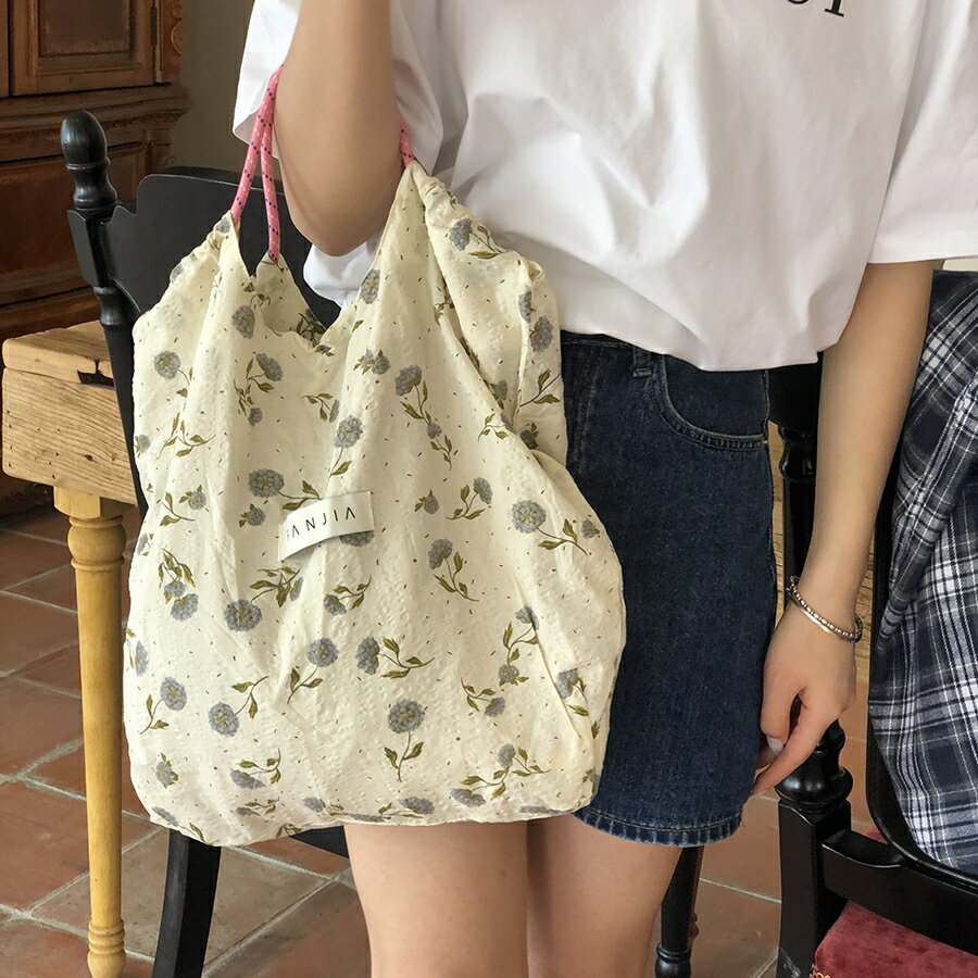 春夏にぴったりの花柄トートバッグです。大容量でエコバッグとしても活躍します。韓国ファッションを取り入れたデザインで、どんなコーディネートにも合わせやすいアイテムです。おしゃれで実用的なバッグをぜひお試しください。