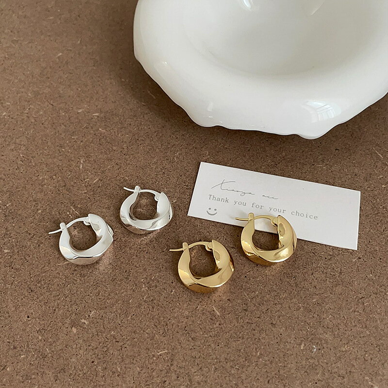 個性的なデザインの金属風ピアス。シルバーとゴールドの2色から選べるスタイリッシュなアイテムです。韓国ファッションにぴったりのアクセサリーで、どんなコーディネートにも合わせやすいです。