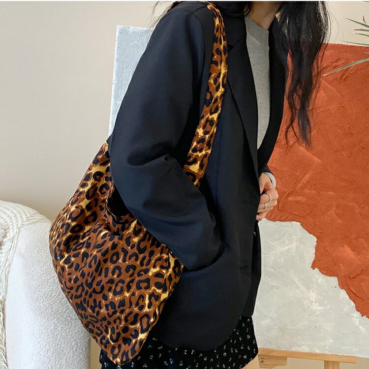 軽量でかわいい花柄のエコトートバッグです。韓国ファッションを取り入れたデザインで、日常使いにぴったり。おしゃれで実用的なアイテムを手に入れて、毎日のコーディネートを楽しんでください。
