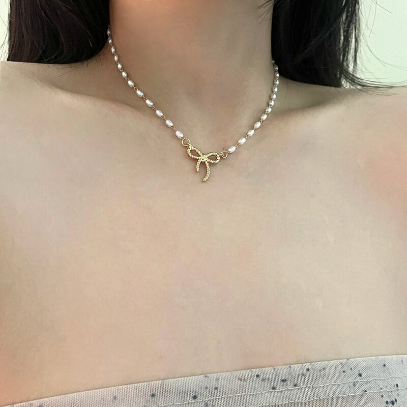 このリボンデザインのハートネックレスは、韓国ファッションのトレンドを取り入れた魅力的なアイテムです。パールのような美しいビーズと、可愛らしいリボンモチーフが特徴で、どんなコーディネートにもぴったり。特別な日や普段使いにも最適な一品です。
