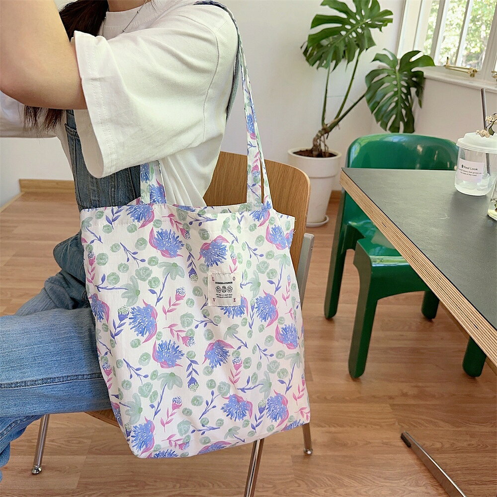 春夏にぴったりの花柄トートバッグです。エコバッグとしても使える帆布素材で、韓国ファッションのデザインが魅力的。おしゃれで実用的なアイテムをぜひ手に入れてください。