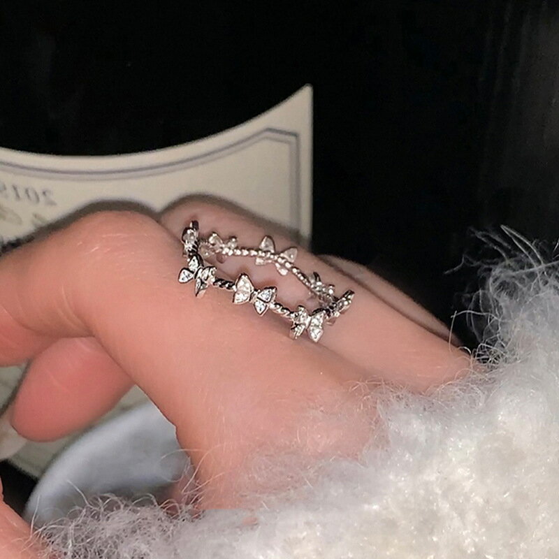 この蝶々デザインの金属風リングは、韓国ファッションのトレンドを取り入れた魅力的なアイテムです。華やかなデザインが指元を美しく飾り、どんなスタイルにもマッチします。特別な日や普段使いにぴったりの一品です。