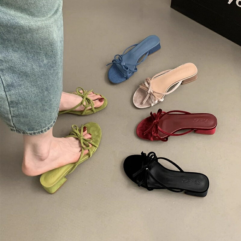 春夏にぴったりのリボンサンダル。韓国ファッションを取り入れたデザインで、バレエコアスタイルにも最適です。柔らかな素材感とリボンのディテールが魅力的。カジュアルからお出かけまで幅広く活躍します。
