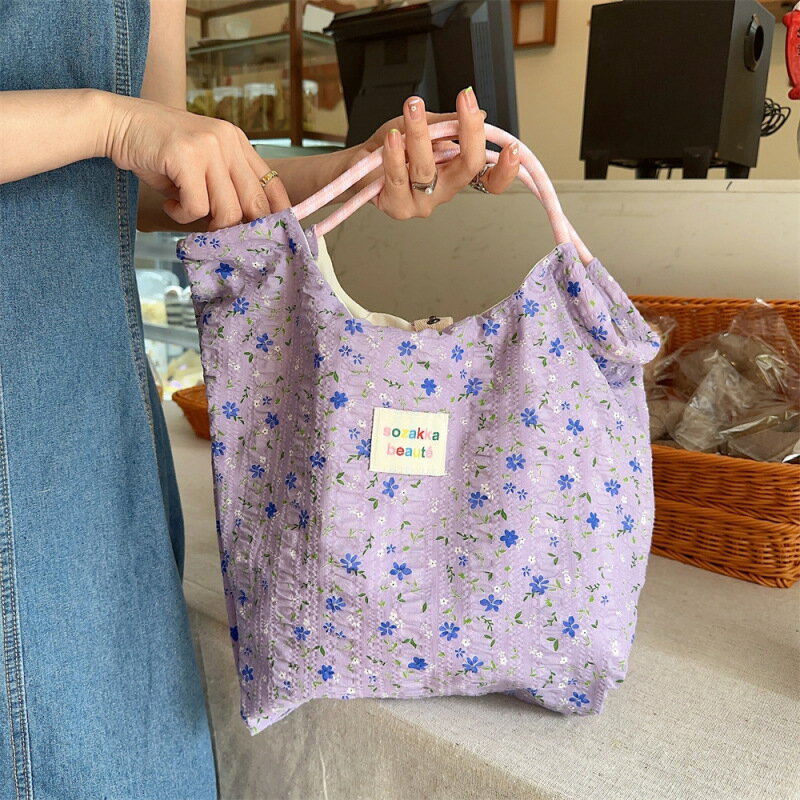 春夏にぴったりの花柄トートバッグです。かわいいデザインで、エコバッグとしても大活躍！韓国ファッションを取り入れたスタイルで、4色からお選びいただけます。おしゃれで実用的なアイテムをぜひ手に入れてください。