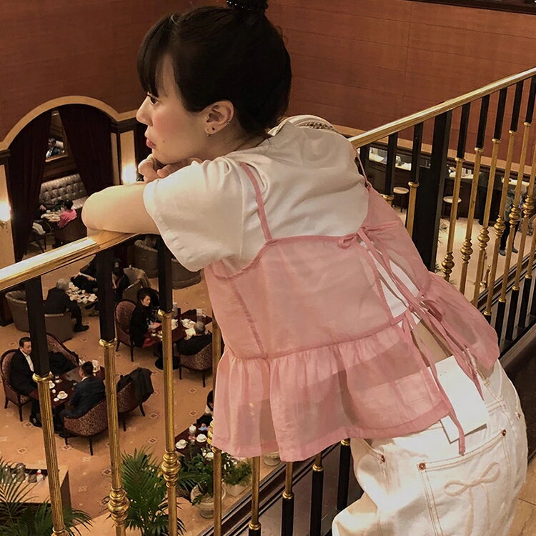 春夏にぴったりのビスチェキャミソールレイヤード。リボンデザインが可愛らしさを引き立て、韓国ファッションのトレンドを取り入れた一着です。オフホワイト、ブラック、ピンクの3色展開で、どんなスタイルにも合わせやすいアイテムです。