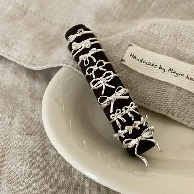 このリボンデザインの金属風指輪は、韓国ファッションのトレンドを取り入れたスタイリッシュなアイテムです。さまざまなデザインが揃っており、どんなコーディネートにもぴったり。手元を華やかに彩るこの指輪で、あなたの個性を引き立てましょう。