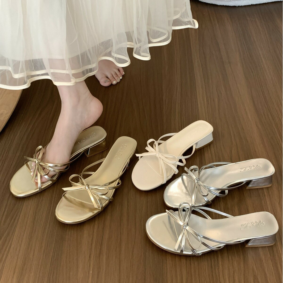 春夏にぴったりのリボンデザインのレディースサンダルです。シルバーとゴールドの2色展開で、サイズも豊富に揃っています。おしゃれで快適な履き心地を実現し、韓国ファッションを取り入れたデザインが魅力的です。カジュアルからフォーマルまで幅広いシーン...