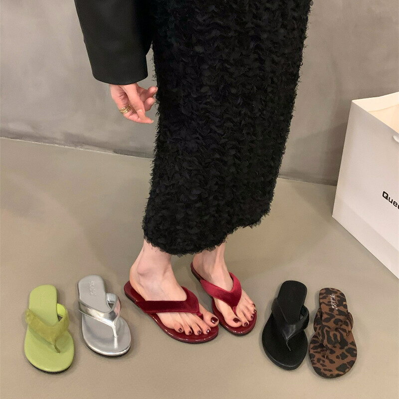 春夏にぴったりのレディースサンダル。韓国ファッションを取り入れたデザインで、ヒョウ柄が特徴的です。快適な履き心地とスタイリッシュな見た目で、どんなコーディネートにも合わせやすいアイテムです。サイズは豊富に揃っており、あなたにぴったりの一足が...