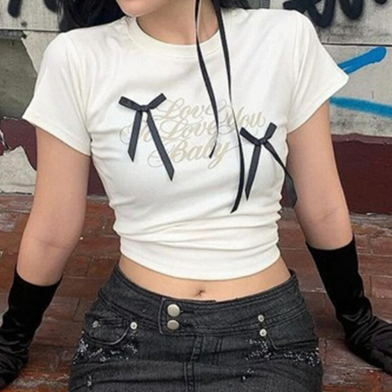 春夏にぴったりのショート丈リボンTシャツ。韓国ファッションを取り入れたデザインで、可愛らしさとスタイリッシュさを兼ね備えています。リボンのディテールがアクセントになり、どんなコーディネートにもマッチします。サイズはS、M、Lから選べ、ブラッ...