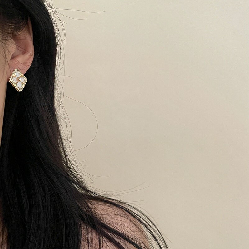 このビンテージデザインのピアスは、韓国ファッションのトレンドを取り入れた魅力的なアイテムです。シンプルながらも存在感のあるデザインで、どんなスタイルにもマッチします。特別な日やカジュアルな日常使いにもぴったりです。