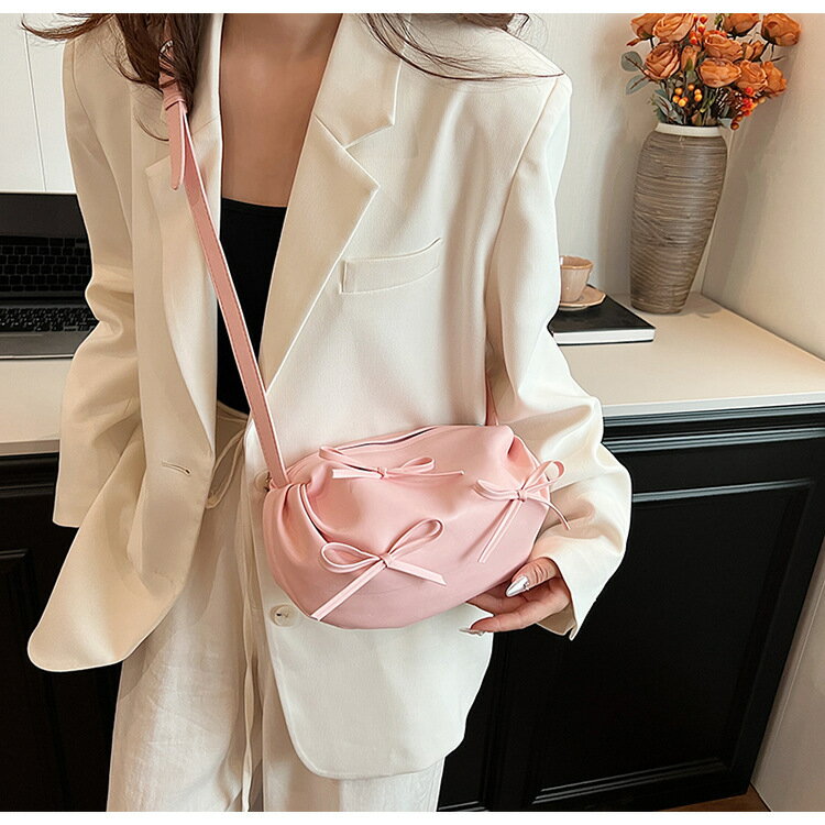 春夏にぴったりのリボンショルダーバッグです。韓国ファッションのトレンドを取り入れたデザインで、カジュアルにもフォーマルにも合わせやすいアイテム。おしゃれなリボンがアクセントになり、どんなコーディネートにも華やかさをプラスします。
