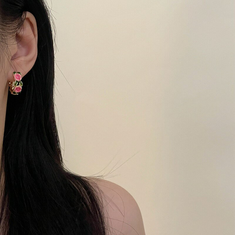 この花デザインのピアスは、韓国ファッションのトレンドを取り入れた魅力的なアイテムです。S925ポストを使用しており、肌に優しく、長時間の着用でも快適です。華やかなデザインで、どんなコーディネートにもぴったり合います。