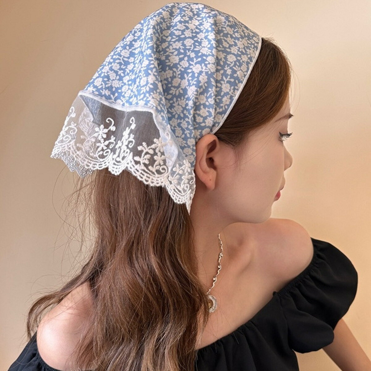 春夏にぴったりのかわいい三角スカーフヘアバンドです。韓国ファッションを取り入れたデザインで、様々なカラーからお選びいただけます。おしゃれなスタイルを演出し、どんなコーディネートにもマッチします。