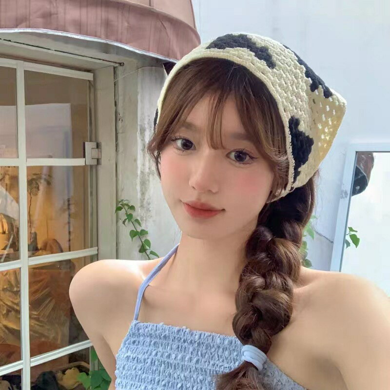 春夏にぴったりのかわいい牛柄の三角スカーフヘアバンドです。韓国ファッションを取り入れたデザインで、どんなスタイルにもマッチします。おしゃれなアクセントとして、普段使いや特別な日にもおすすめです。