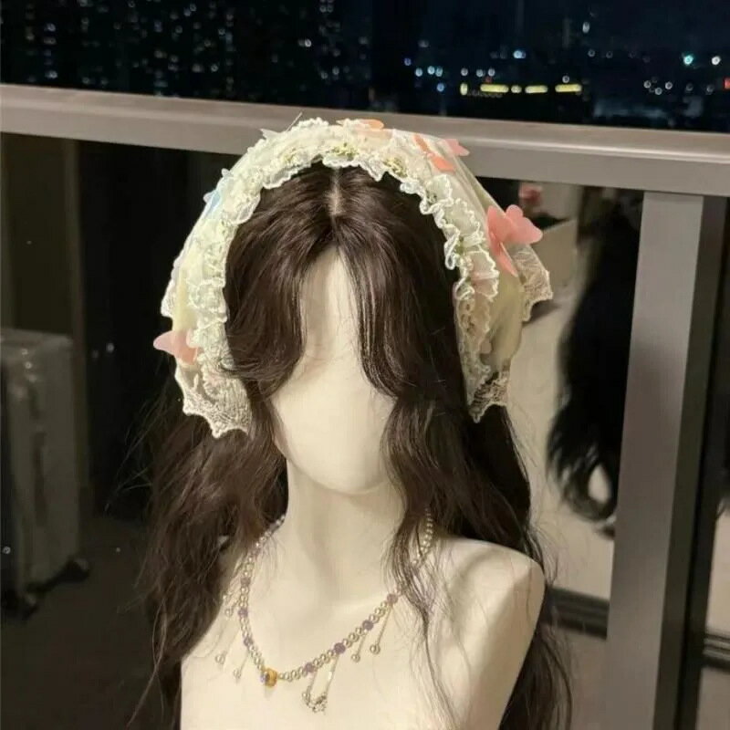 春夏にぴったりのかわいい三角スカーフヘアバンドです。韓国ファッションのトレンドを取り入れたデザインで、どんなスタイルにもマッチします。柔らかな素材感と華やかな色合いが魅力的で、日常使いはもちろん、特別な日にもおすすめです。