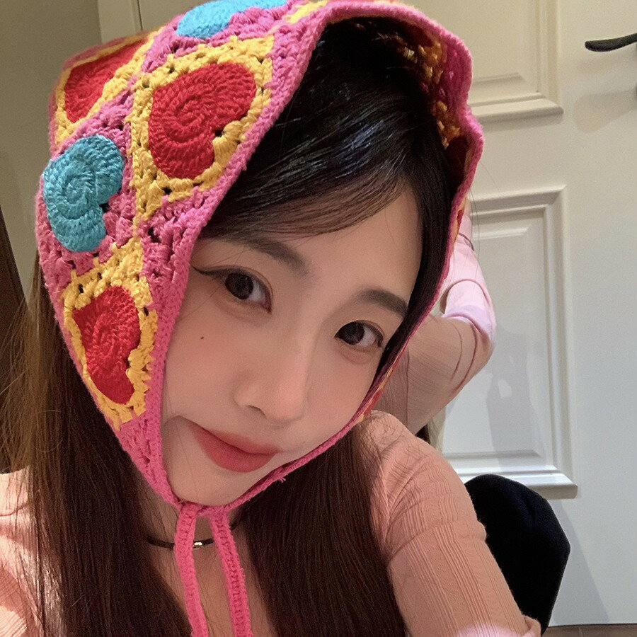 春夏にぴったりのかわいい三角スカーフヘアバンドです。韓国ファッションのトレンドを取り入れたデザインで、ハートモチーフが特徴的。おしゃれなスタイルを演出し、どんなコーディネートにも合わせやすいアイテムです。