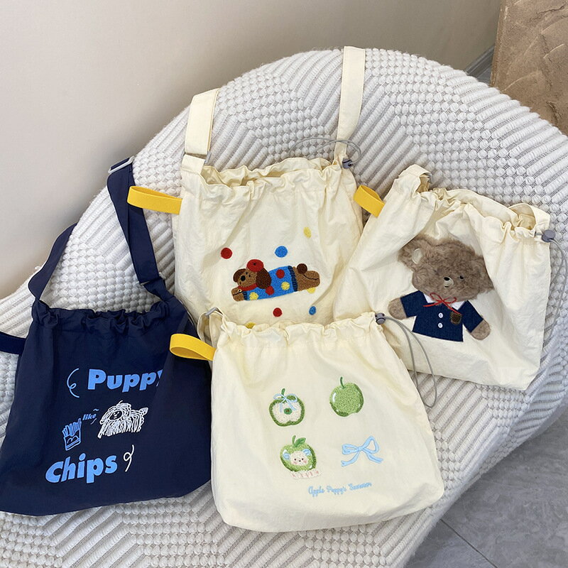 春夏にぴったりのデザインのショルダーバッグエコバッグです。大容量で、韓国ファッションのトレンドを取り入れた可愛らしいデザインが特徴。犬のモチーフが施されており、日常使いにも最適です。おしゃれで実用的なアイテムをぜひ手に入れてください。