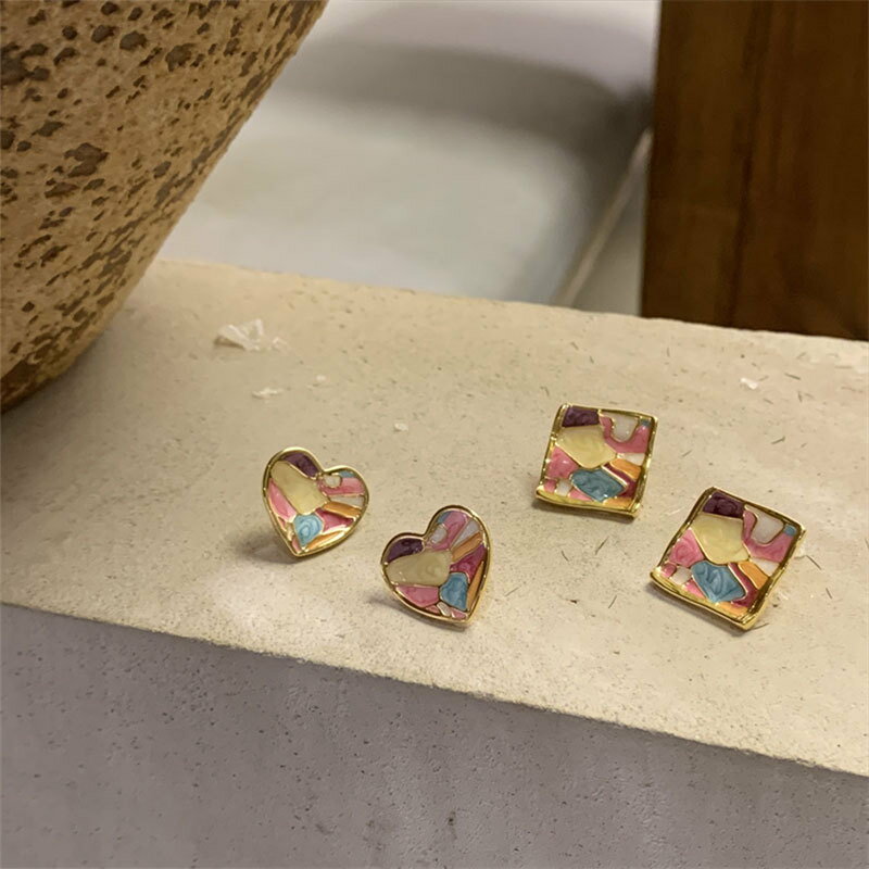 このレディースデザインピアスは、韓国ファッションのトレンドを取り入れたスタイリッシュなアイテムです。金属風の仕上げとS925ポストを使用しており、肌に優しく、長時間の着用でも快適です。ハートとスクエアの2つのデザインから選べるので、シーンに...