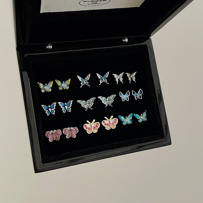 この美しい胡蝶デザインのピアスは、韓国ファッションのトレンドを取り入れたアイテムです。S925ポストを使用しており、アレルギーの心配も少なく、安心してお使いいただけます。全12柄から選べるので、あなたのスタイルにぴったりの一品が見つかります。