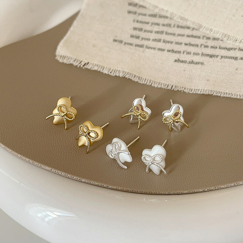 このハートデザインの金属風ピアスは、韓国ファッションのトレンドを取り入れた魅力的なアイテムです。S925ポストを使用しており、肌に優しい仕様。シルバーゴールド、シルバー、ゴールドの3色から選べるので、あなたのスタイルにぴったりの一品が見つか...