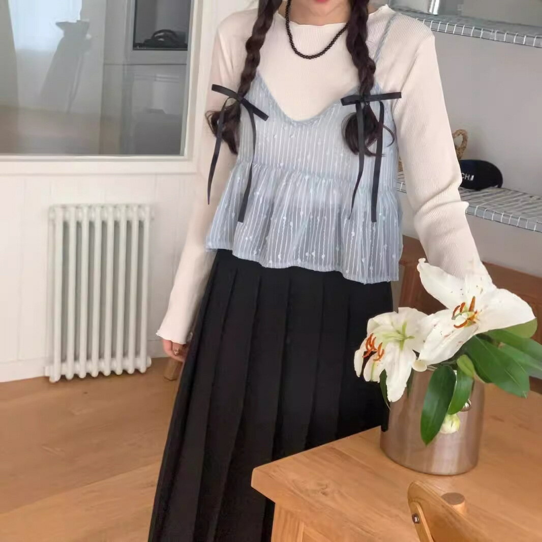 このキャミソールビスチェは、韓国ファッションのトレンドを取り入れたデザインで、レイヤードスタイルにぴったりです。柔らかな素材感と可愛らしいリボンが特徴で、どんなコーディネートにも合わせやすいアイテムです。ブラック、ホワイト、ライトブルーの3...