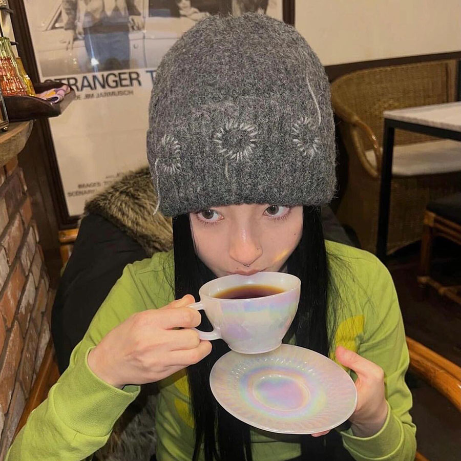 おしゃれで温かいニットキャップビーニー。韓国ファッションのデザインで、どんなコーディネートにもぴったり。寒い季節に欠かせないアイテムです。