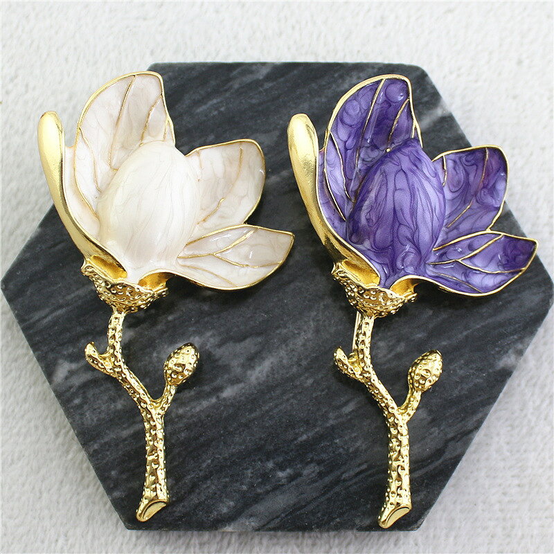このビンテージデザインの花ブローチは、秋冬のファッションにぴったりのアクセサリーです。華やかな花のデザインが特徴で、どんなコーディネートにもアクセントを加えます。ホワイトとパープルの2色からお選びいただけます。