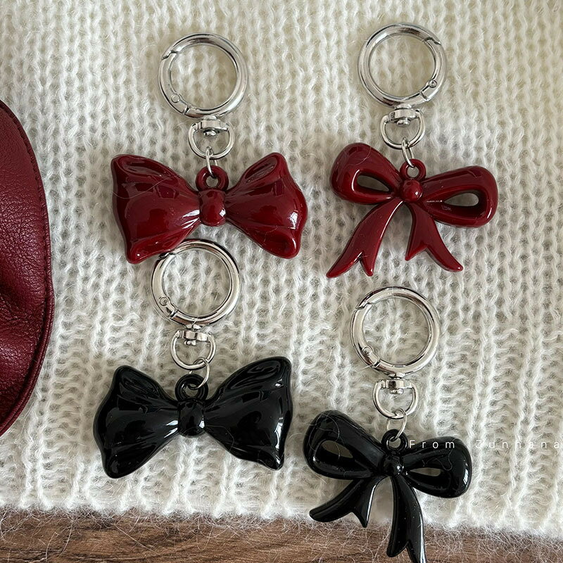 リボンバッグチャームは、韓国ファッションのトレンドを取り入れた可愛らしいアクセサリーです。お好きなカラーを選んで、バッグや鍵に個性をプラスしましょう。シンプルながらも存在感のあるデザインで、どんなスタイルにもマッチします。