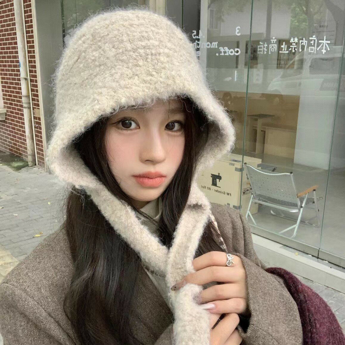 このニットキャップは、韓国ファッションを取り入れたスタイリッシュなデザインです。寒い季節にぴったりのバラクラバスタイルで、暖かさとおしゃれを両立させます。多彩なカラー展開で、あなたのスタイルに合わせて選べます。