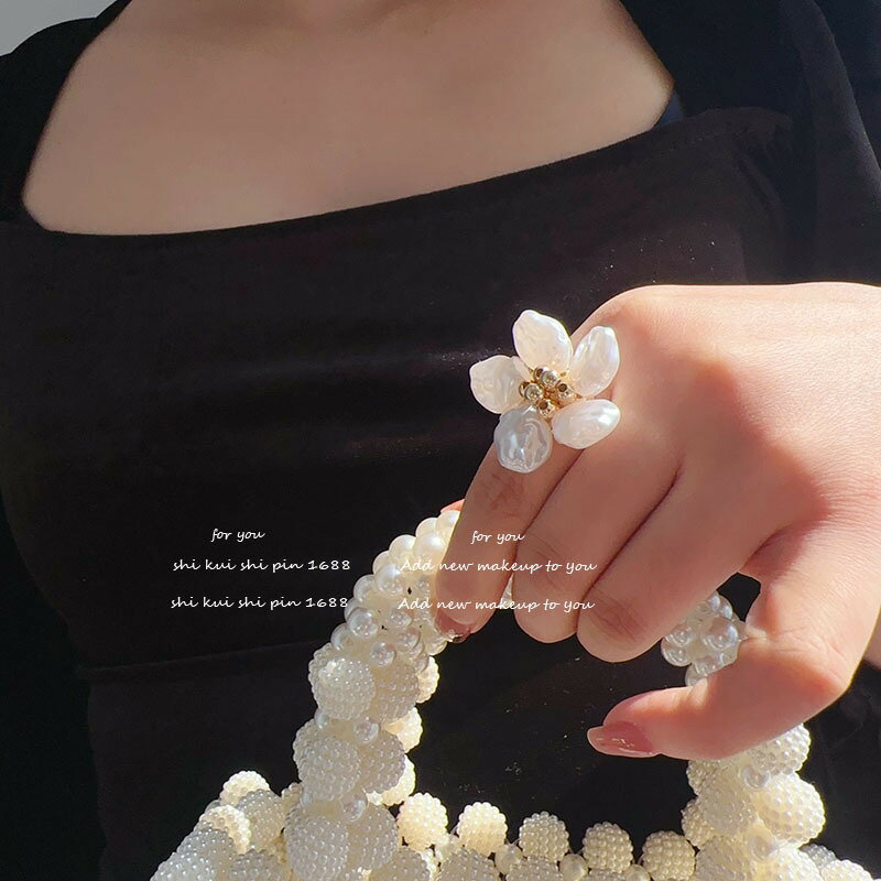 この美しいパール付きレディースリングは、韓国ファッションのトレンドを取り入れたアクセサリーです。華やかなデザインが指先を引き立て、どんなスタイルにもマッチします。特別な日や普段使いにぴったりのアイテムです。