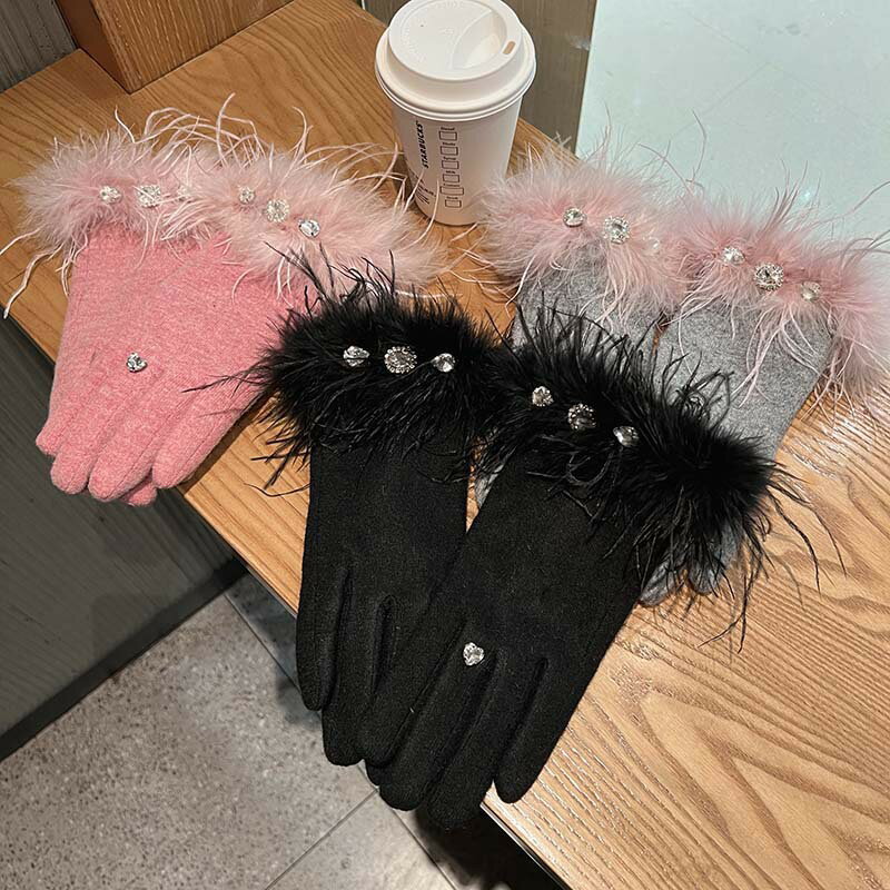 秋冬にぴったりのかわいいレディース手袋です。ファーとストーンのデザインが特徴で、どんなコーディネートにも合わせやすいアイテム。寒い季節でもおしゃれを楽しめます。