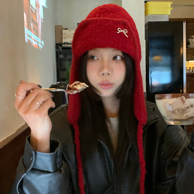 秋冬にぴったりのリボンフライトキャップ。韓国ファッションを取り入れたデザインで、可愛らしさと暖かさを兼ね備えています。カラーバリエーションも豊富で、あなたのスタイルに合わせて選べます。おしゃれで機能的なアイテムをぜひお試しください。