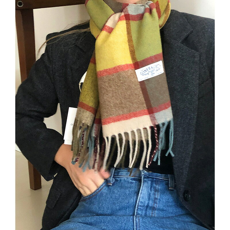 秋冬にぴったりのチェック柄マフラーです。韓国ファッションを取り入れたデザインで、どんなコーディネートにも合わせやすいアイテム。暖かさとおしゃれを両立させた一品です。